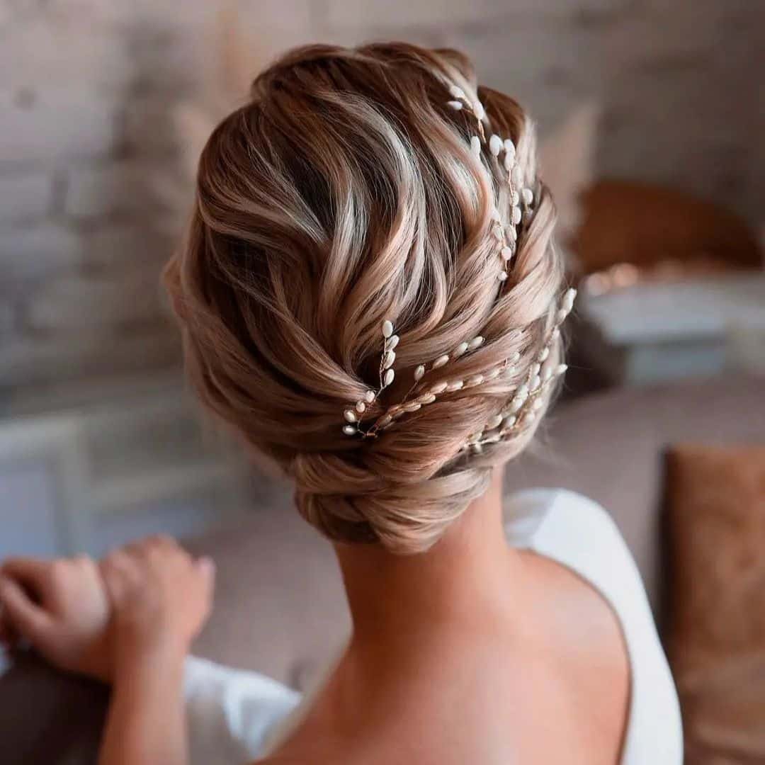 Updos for Short Hair You Can Try at Home – Easy & Chic Styles